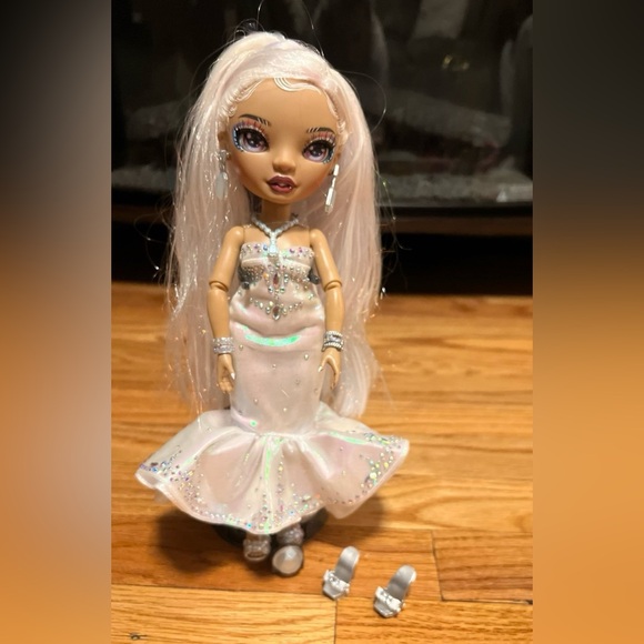 Toys | 222 Rainbow High Holiday Edition Collector Doll Roxie Grand ...